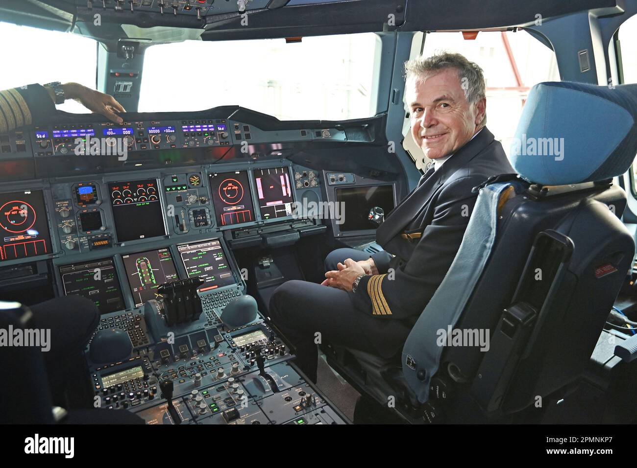 Fleet manager Martin HOELL in the cockpit. Lufthansa Airbus A380 long ...