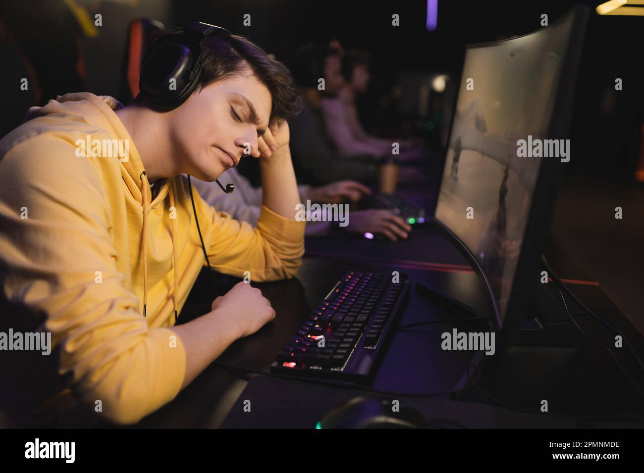 Sad gaming hi-res stock photography and images - Alamy