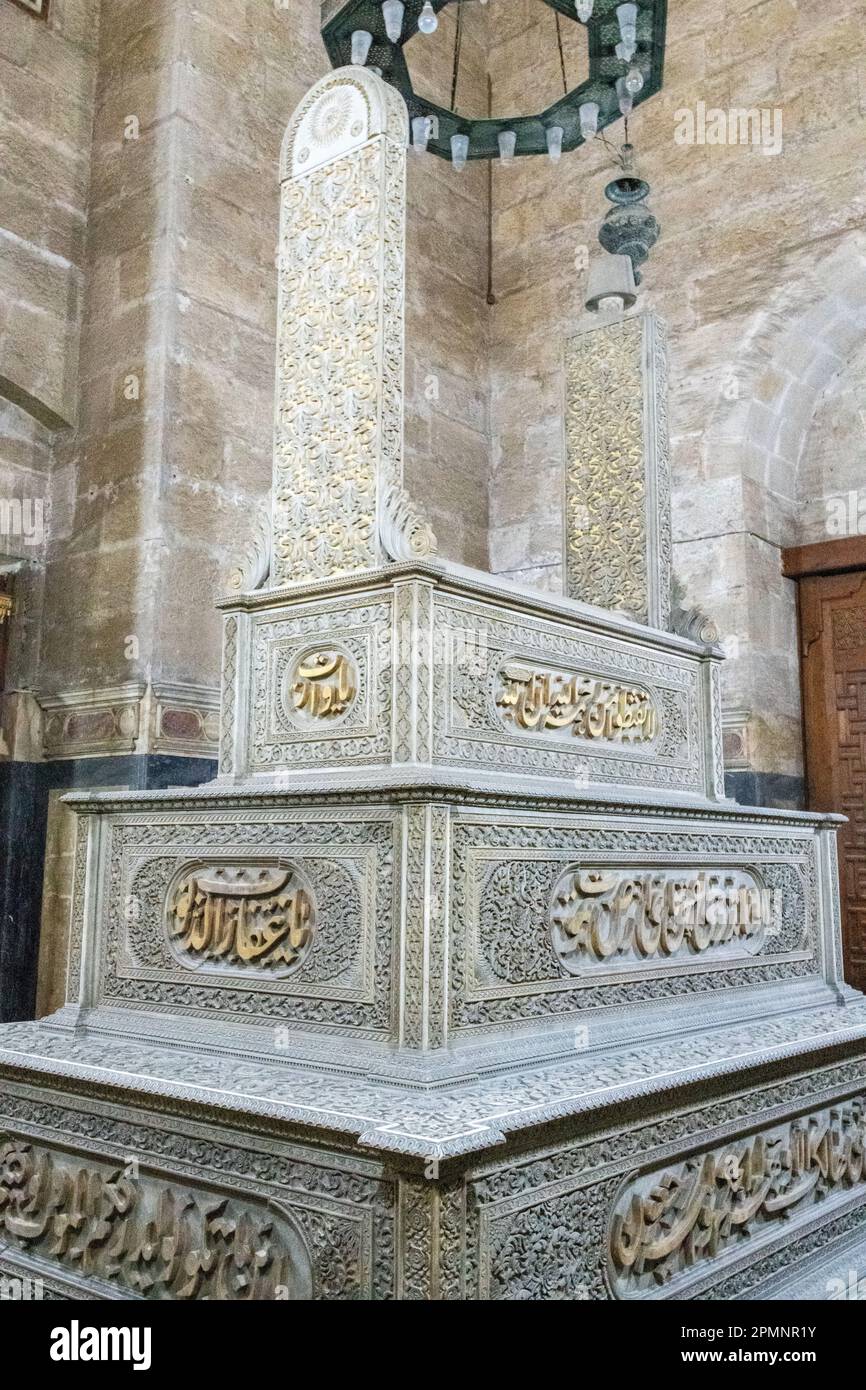 The royal tomb of Sultan Hussein Kamel at Al-Rifai Mosque in Cairo ...
