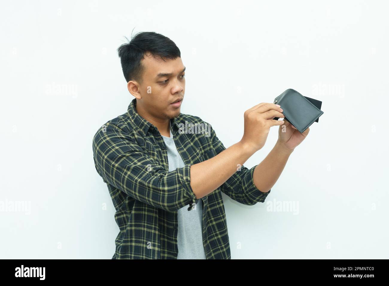 Young Asian man checking his empty wallet Stock Photo - Alamy