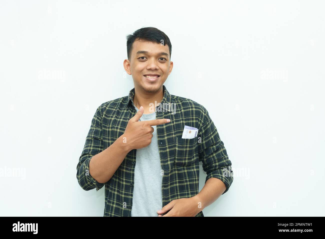Young Asian man showing Indonesian Rupiah bank note money Stock Photo ...