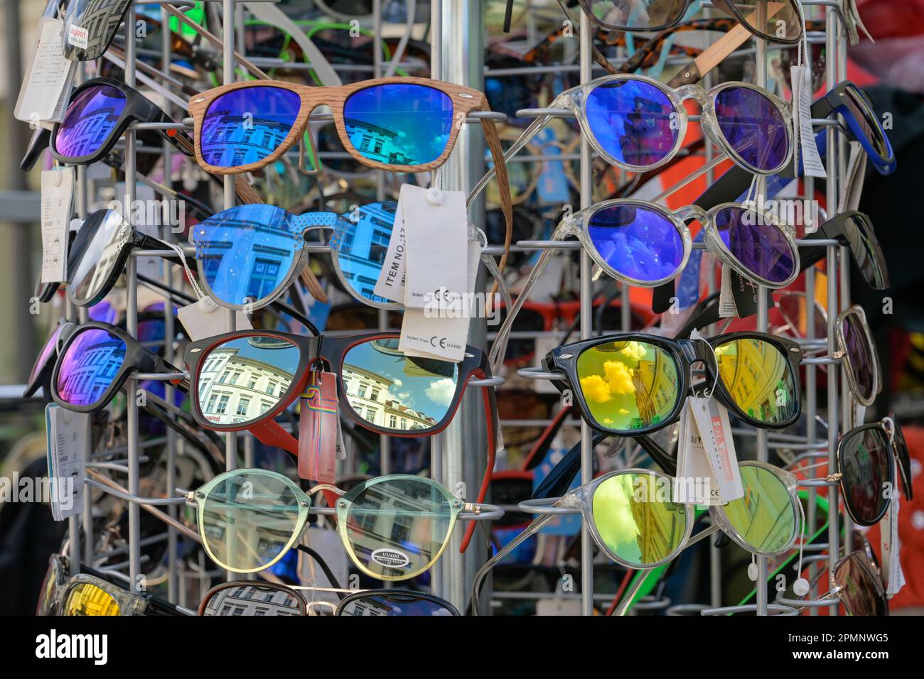 Bunte brille hi-res stock photography and images - Alamy