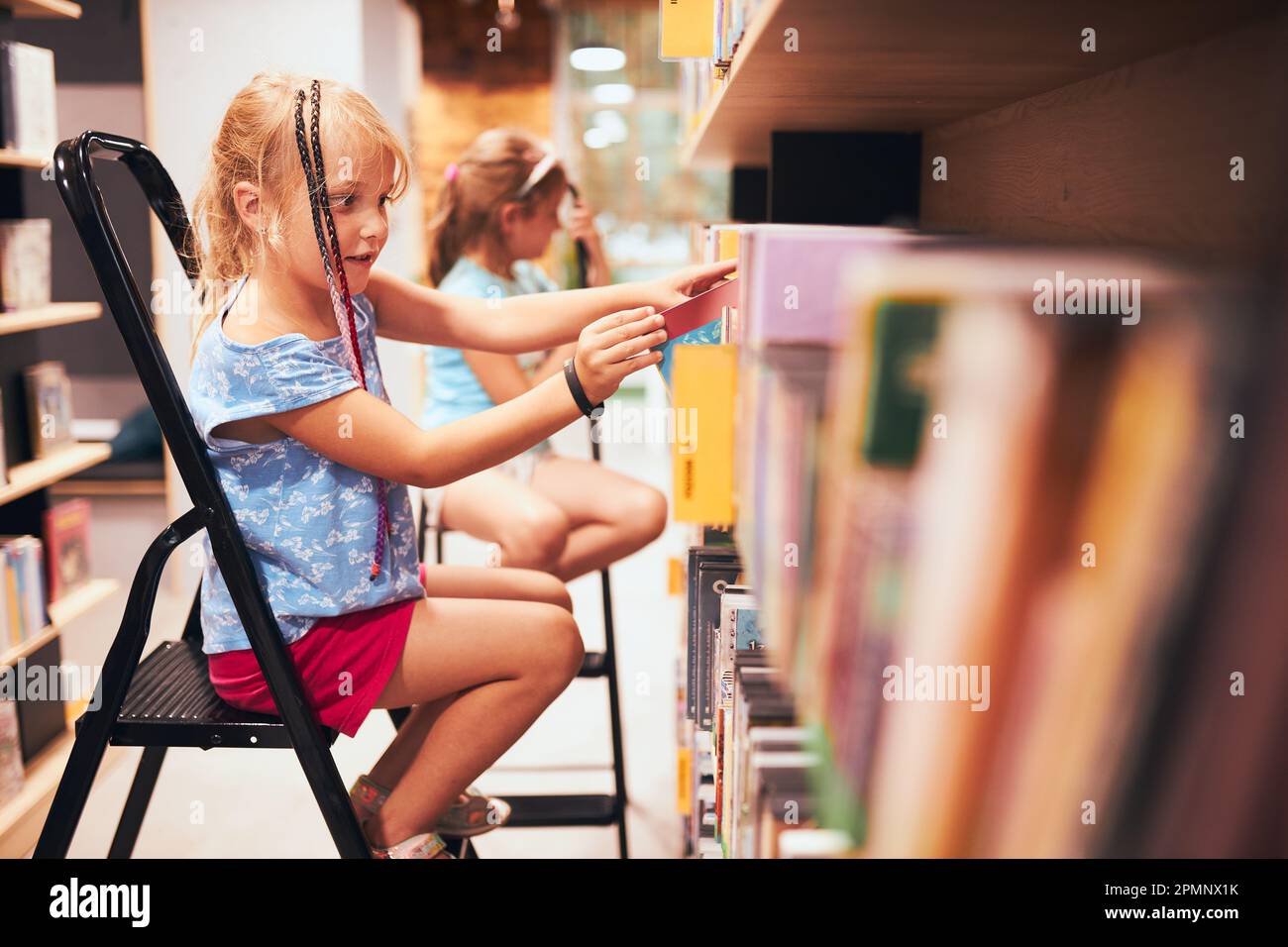 Students read in the library hi-res stock photography and images - Alamy