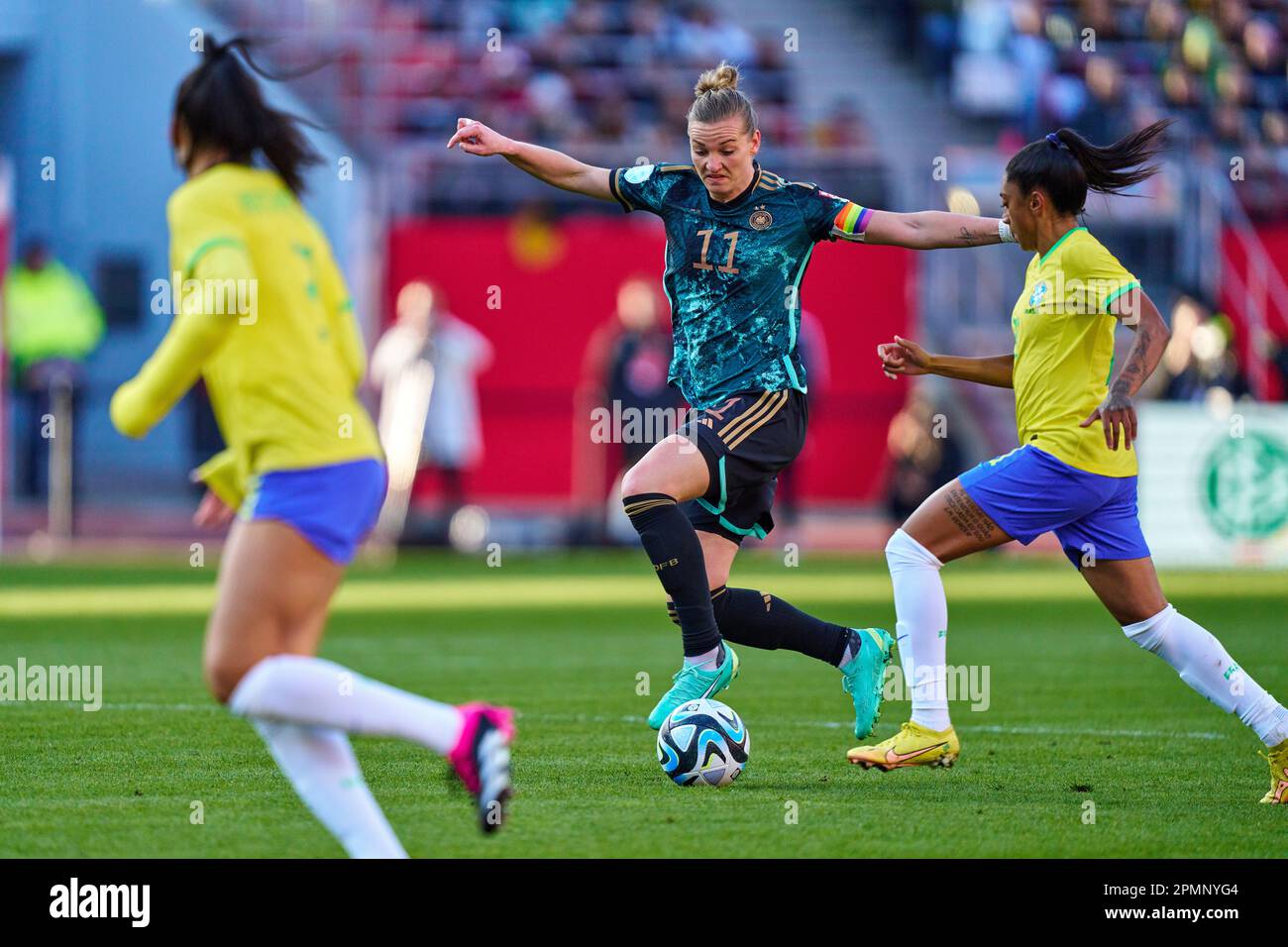 Alexandra Popp, DFB 11 compete for the ball, tackling, duel, header ...