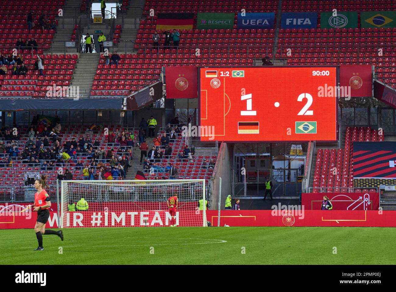 Fußball fans stadion stimmung hi-res stock photography and images - Alamy