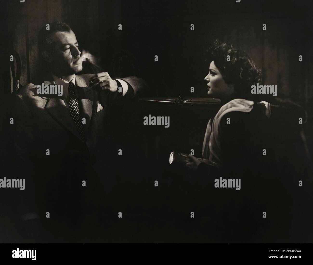 Smoking female actress 1940s hi-res stock photography and images - Alamy