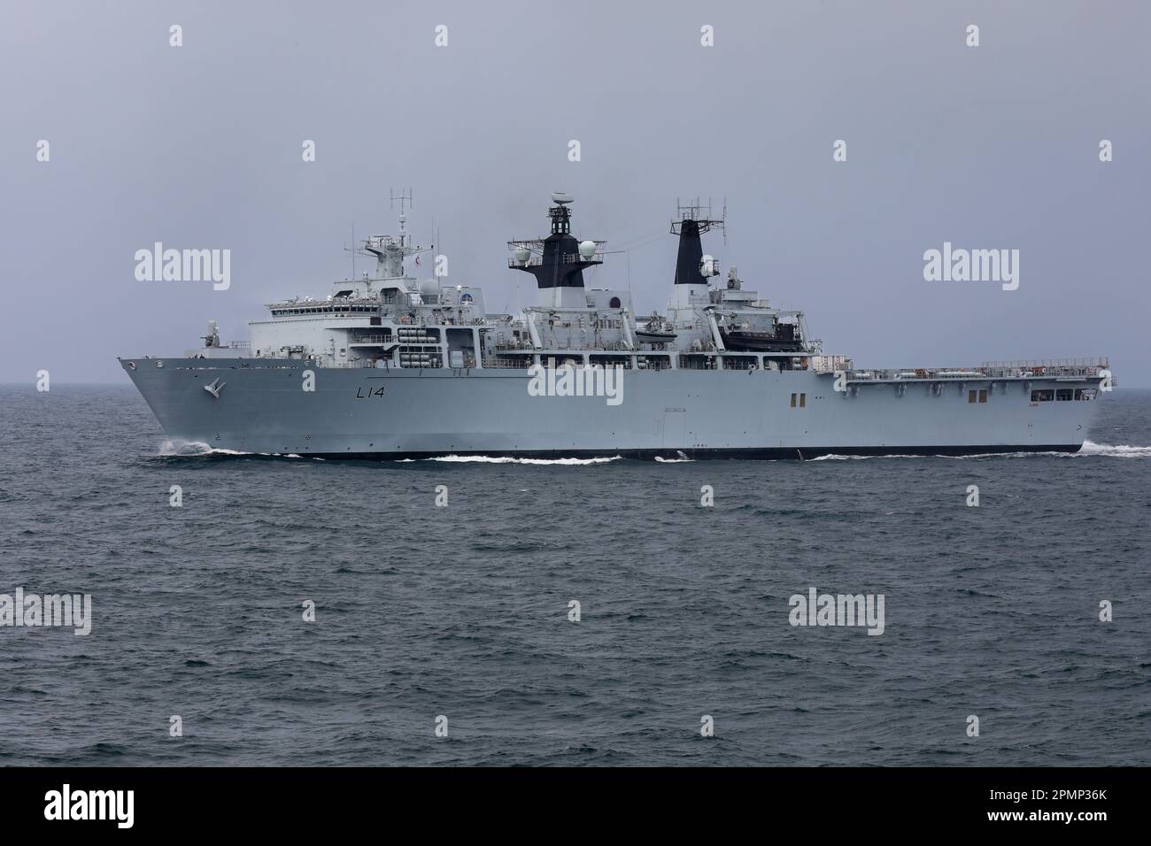 Amphibious assault ships hi-res stock photography and images - Alamy