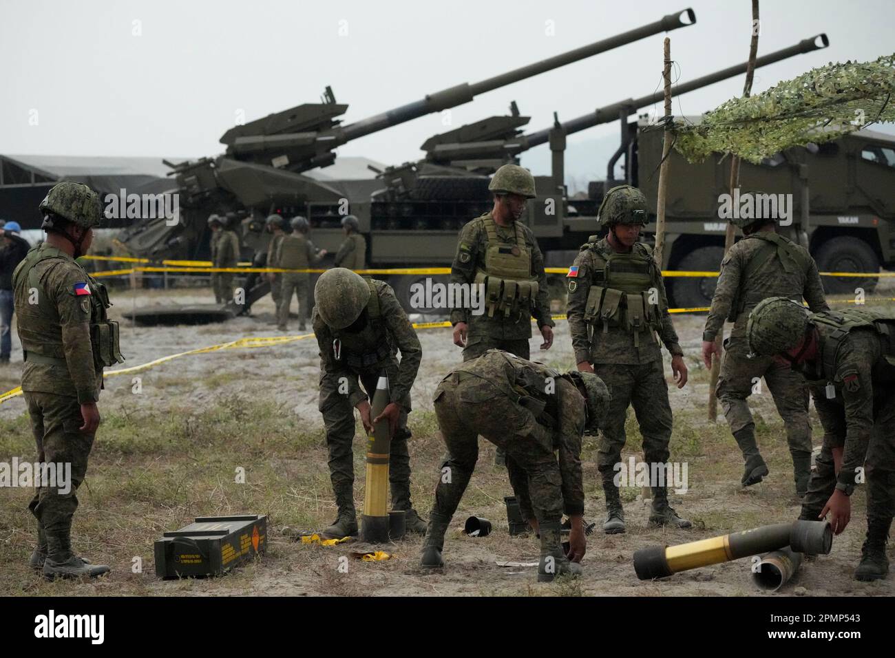 Philippine troops train in from of a Autonomous Truck Mounted howitzer ...