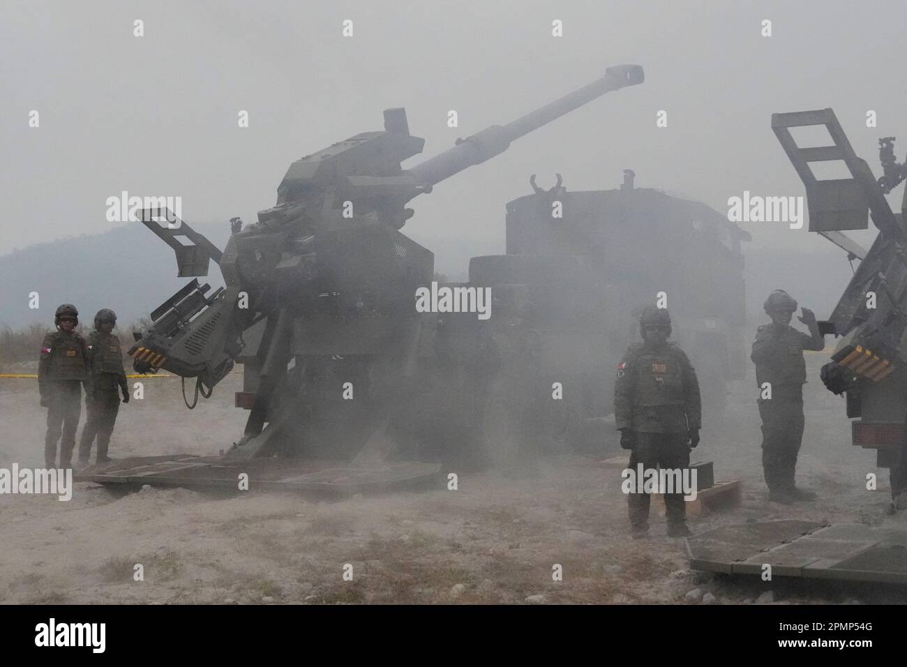Philippine troops launch an Autonomous Truck Mounted howitzer System or ...
