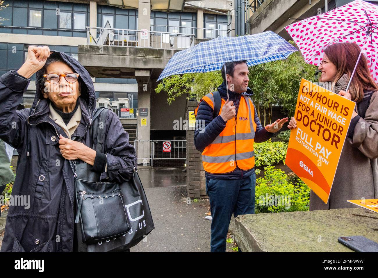 London, UK. 14th Apr, 2023. A passer-by shows her suppot as doctors ...