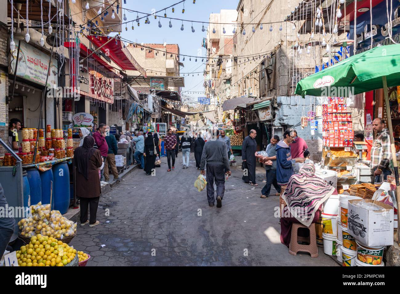 People walking through a busy Khan el-Khalili market bazaar in Islamic ...