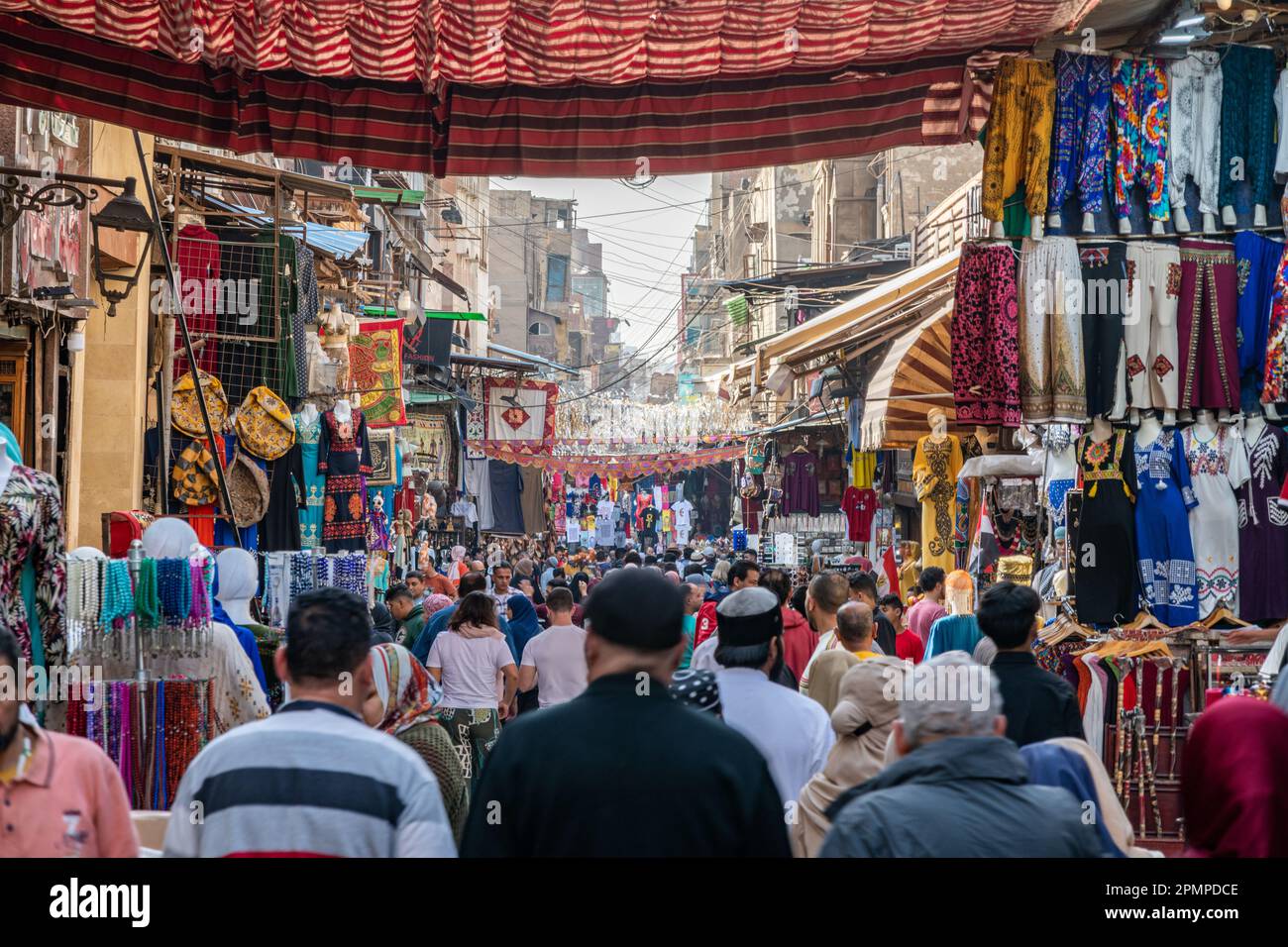 People walking through a busy Khan el-Khalili market bazaar in Islamic ...
