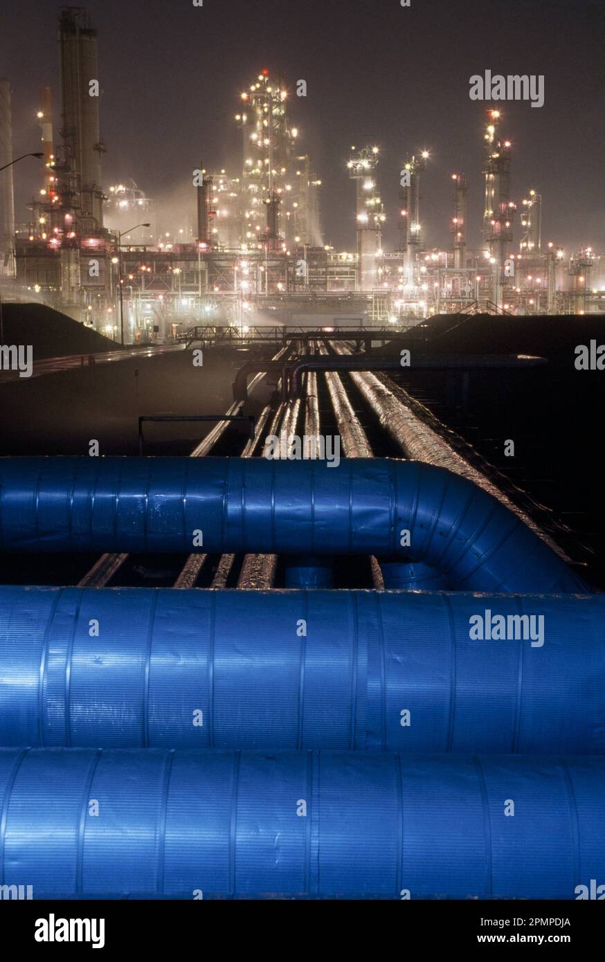 Refinery pipes hi-res stock photography and images - Alamy