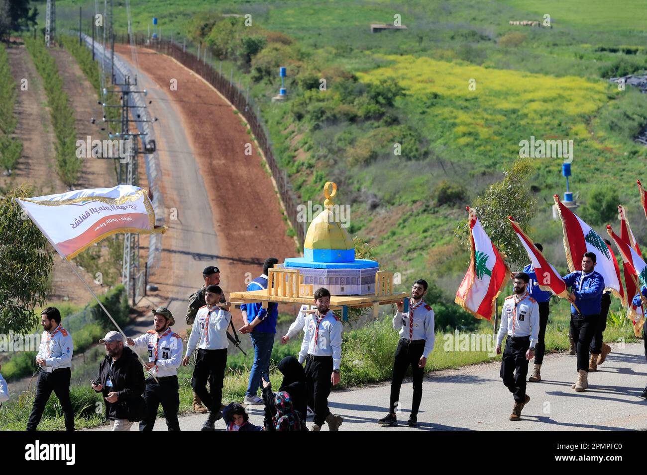 Hezbollah al-Mahdi scouts, carry a replica of the Dome of the Rock ...