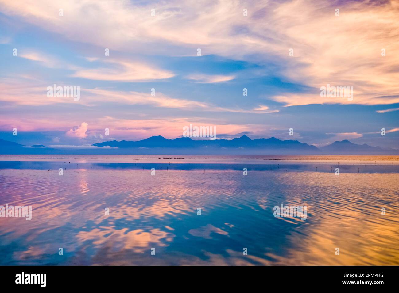 Sea water shimmering hi-res stock photography and images - Alamy