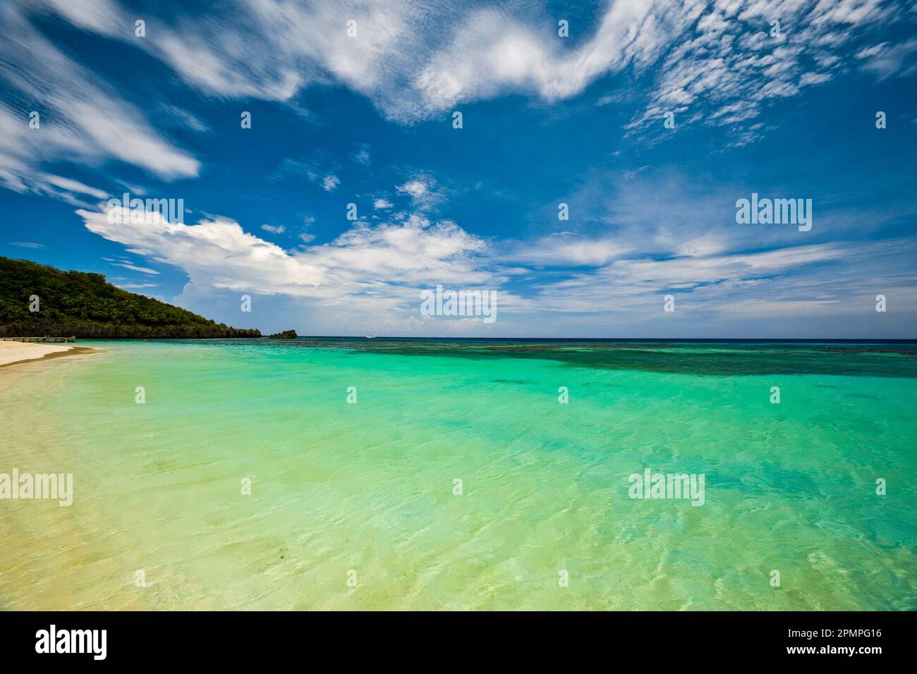 Tranquil green ocean water in West Bay Beach in Roatan, Honduras ...