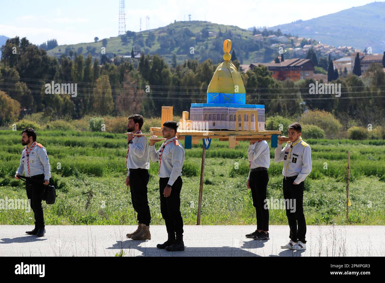 Hezbollah al-Mahdi scouts, carry a replica of the Dome of the Rock ...