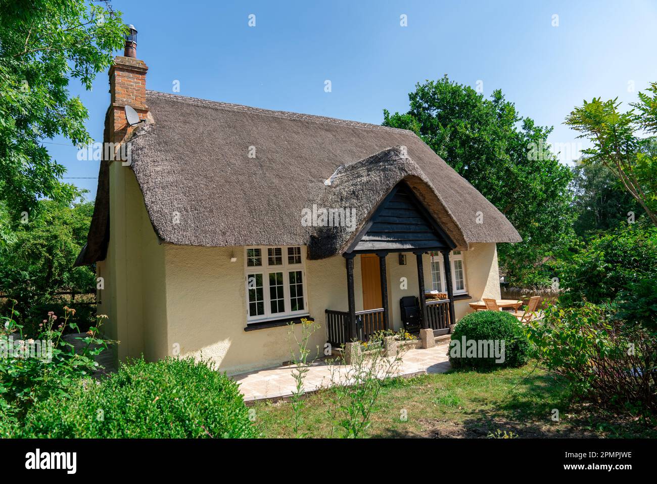 Simple UK countryside house with thatched roof Stock Photo - Alamy