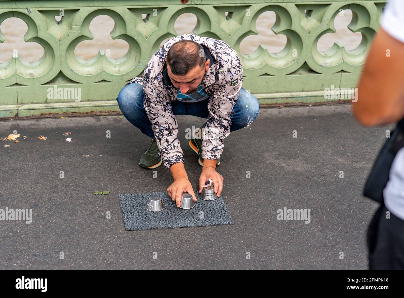 Westminster bridge scammers hi-res stock photography and images - Alamy