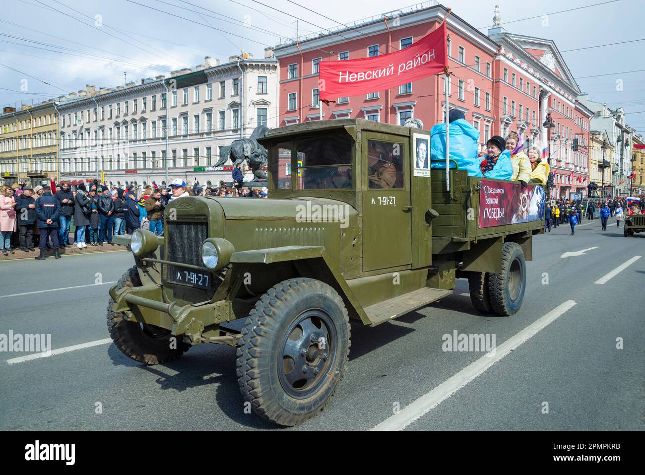 5 people in car hi-res stock photography and images - Alamy