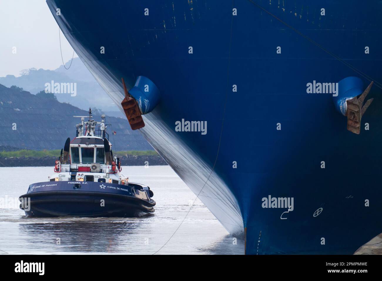Boats navigate into the Panama Canal; Panama Stock Photo - Alamy