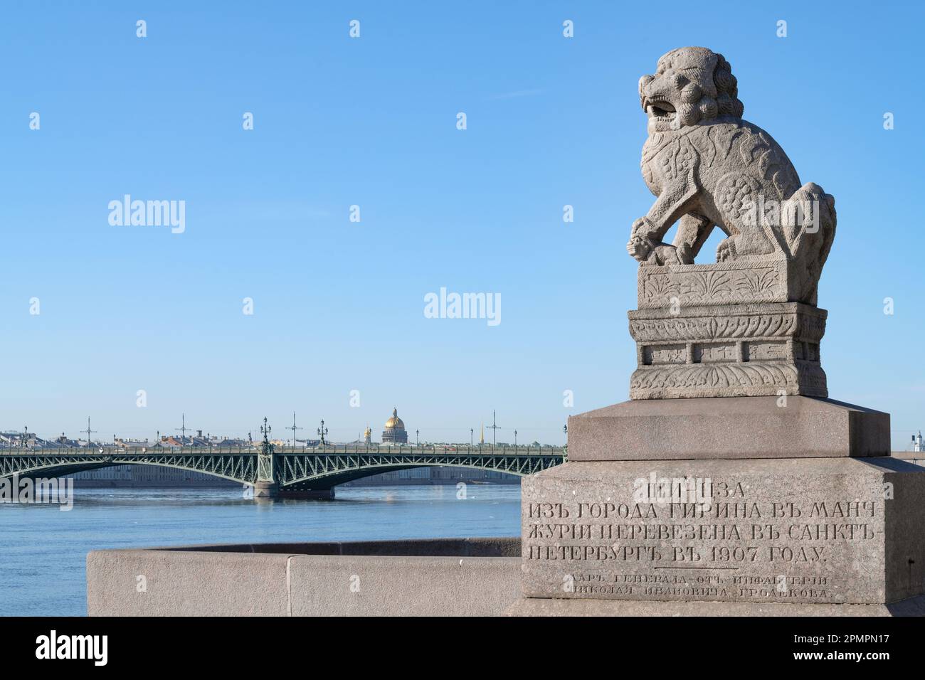 Lion and lioness sculpture hi-res stock photography and images - Alamy