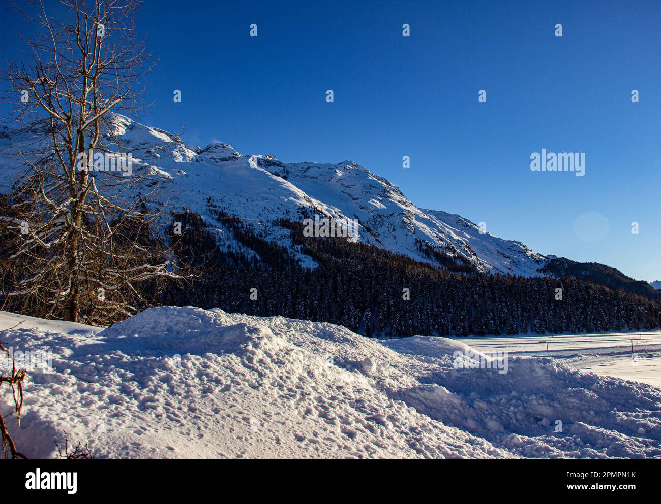 A magnificent sunset in the snowy Swiss Alps on Lake St. Moritz ...