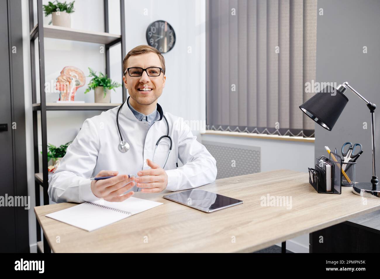 Doctor wearing glasses hi-res stock photography and images - Alamy