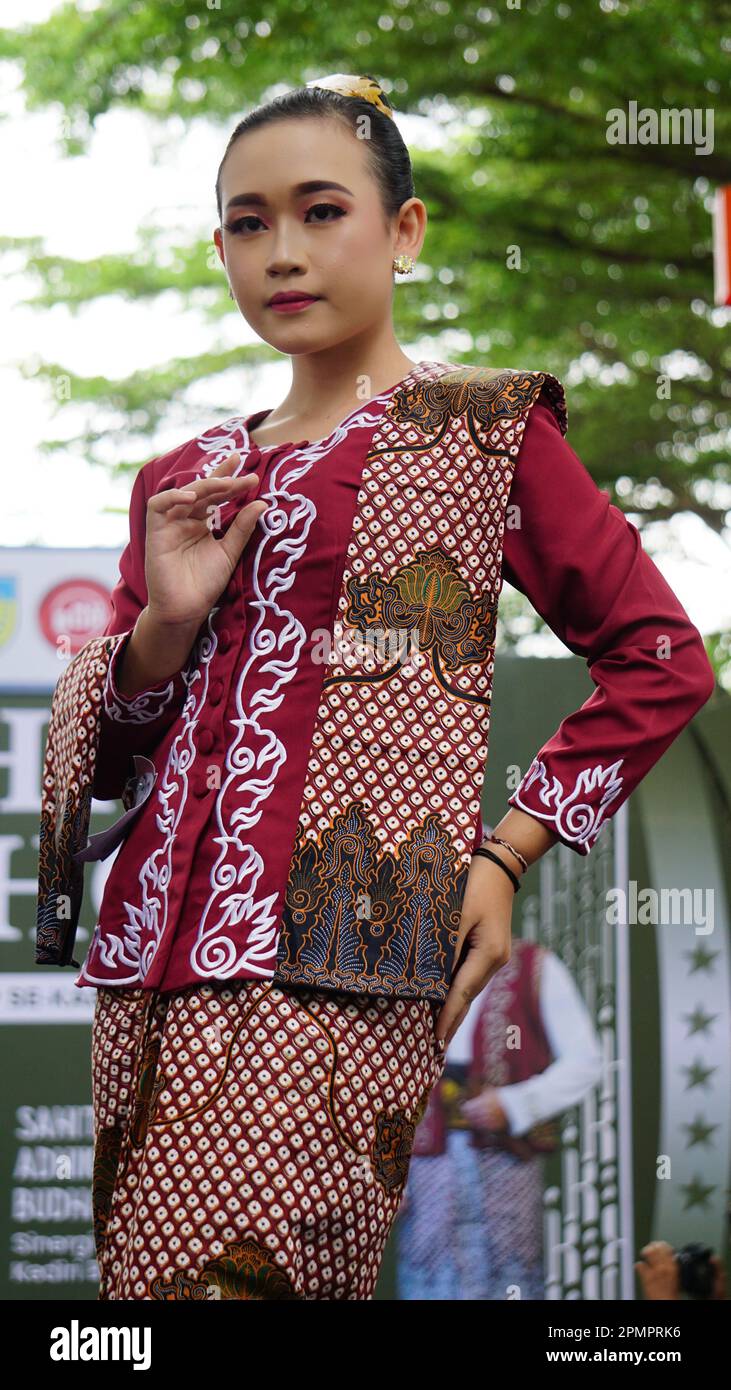 Indonesian children in batik clothes. This batik comes from Kediri ...