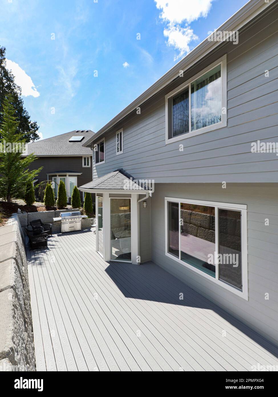 Modern backyard deck hi-res stock photography and images - Alamy