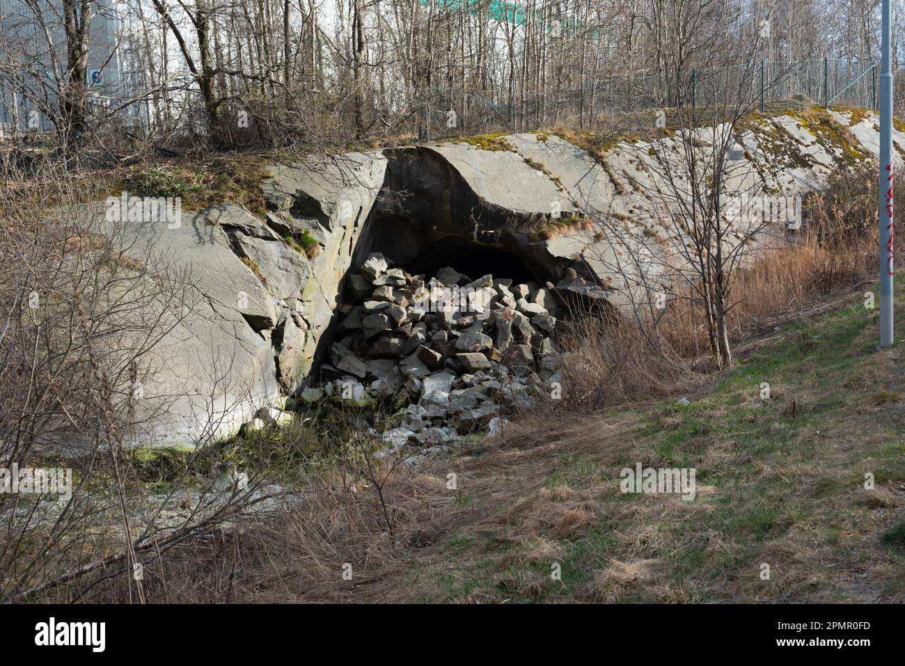 Cave entrance blocked hi-res stock photography and images - Alamy