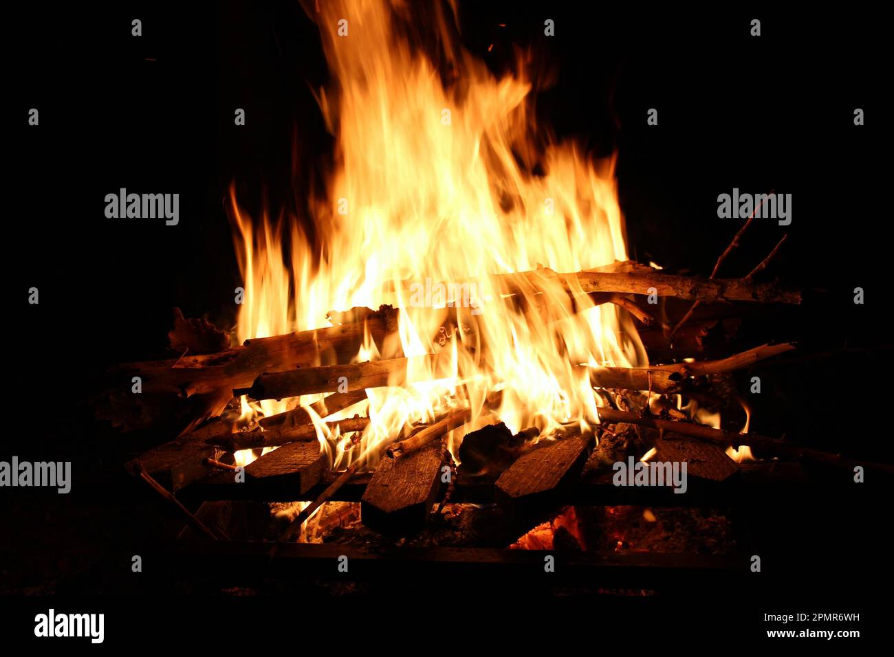 Outdoor fire pit hi-res stock photography and images - Alamy