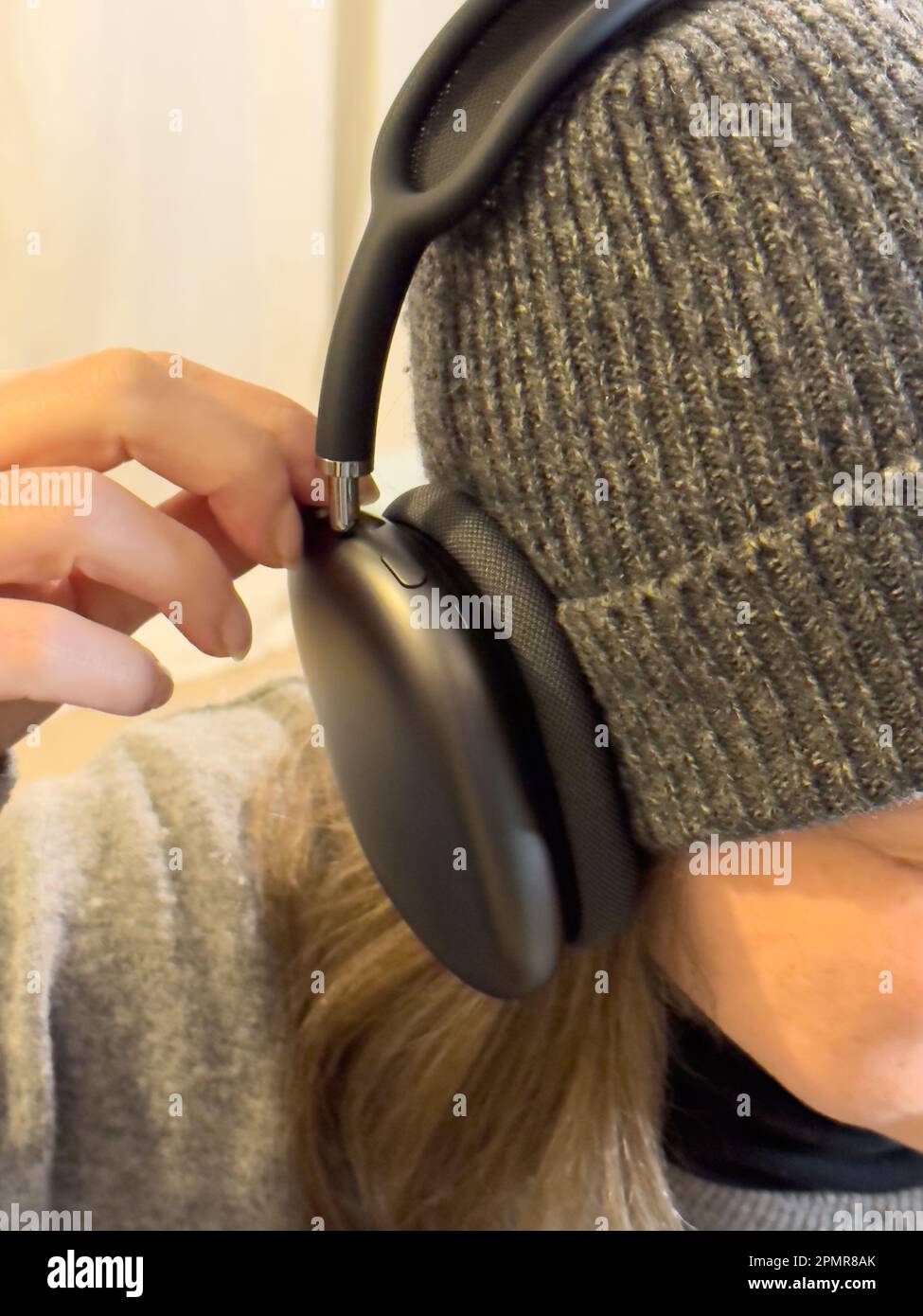 Airpod max hi-res stock photography and images - Alamy