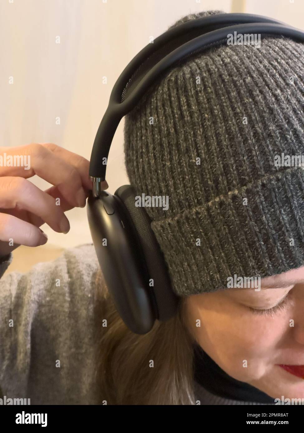 Airpod max grey hi-res stock photography and images - Alamy