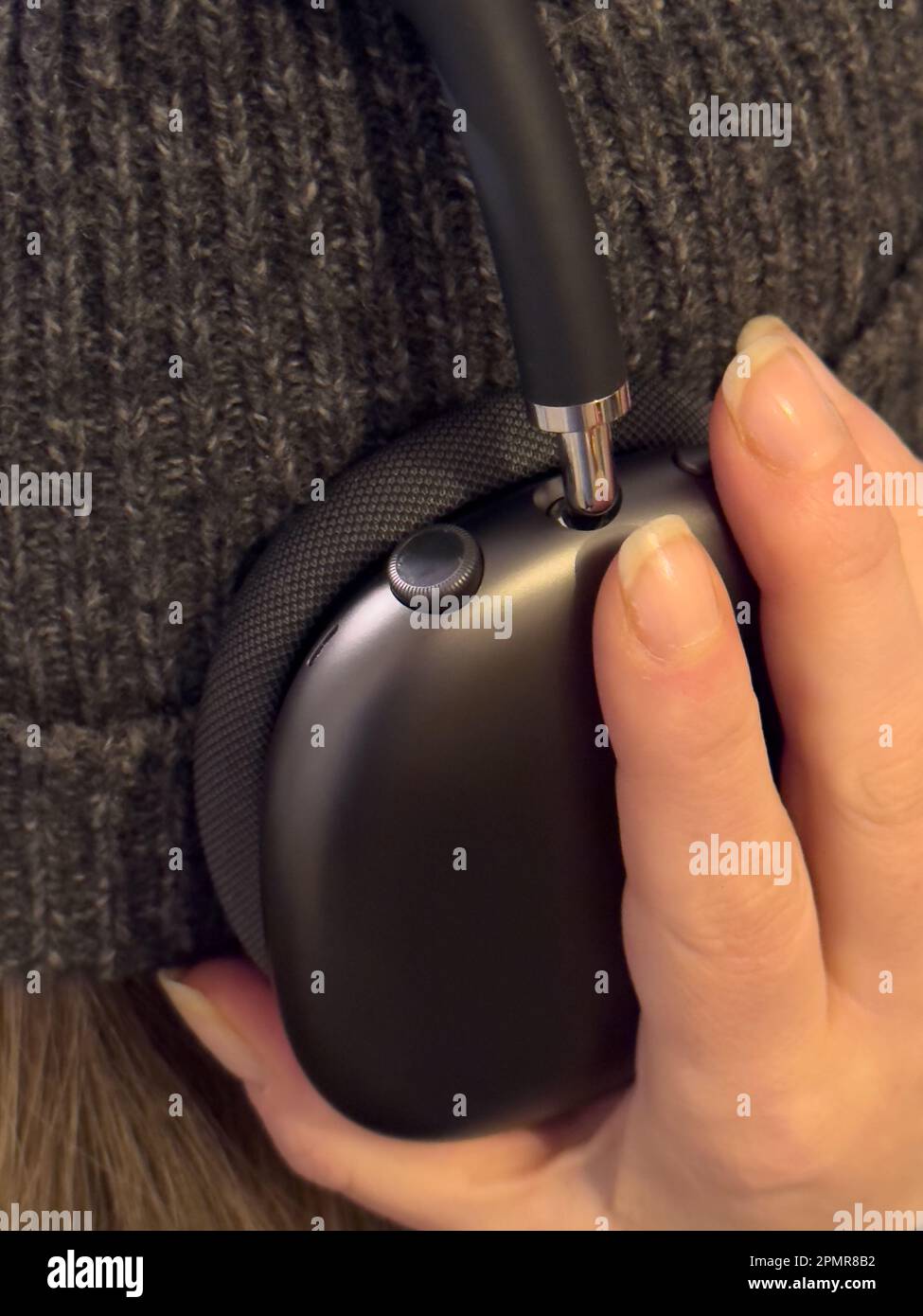 Airpod max hi-res stock photography and images - Alamy