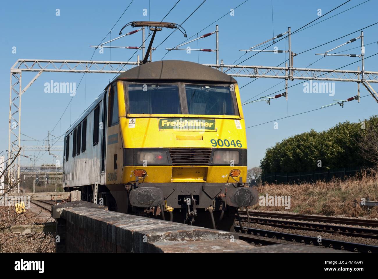 Vintage class 90 electric locomotive No 90046 (Freightliner) trundles ...