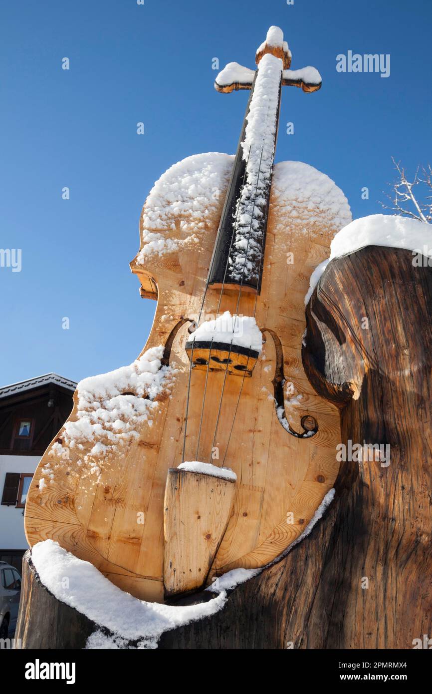 Wooden sculpture of a violin, Mittenwald, Werdenfelser Land, Upper ...