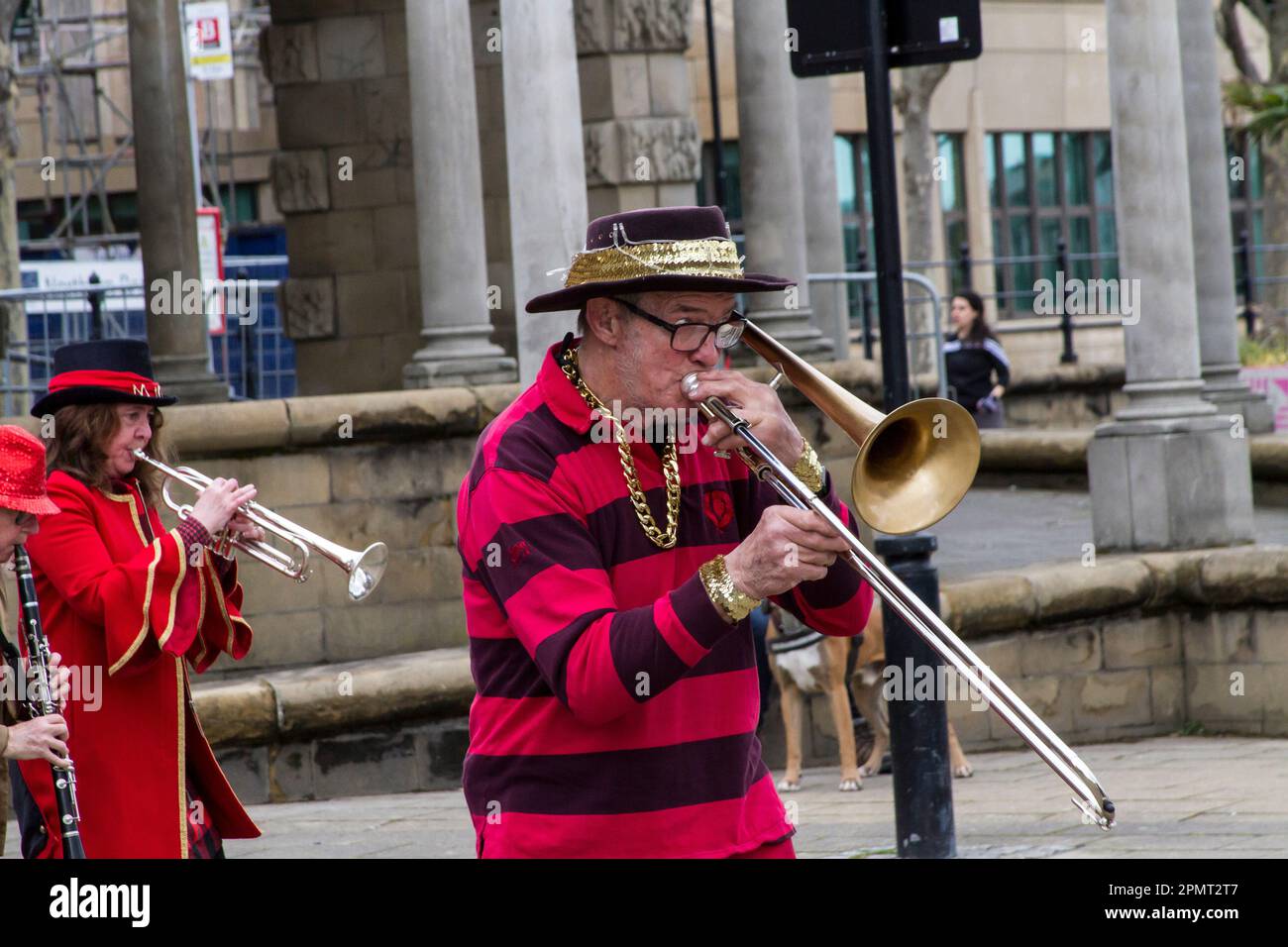 Street entertainers in Newcastle upon Tyne Stock Photo - Alamy