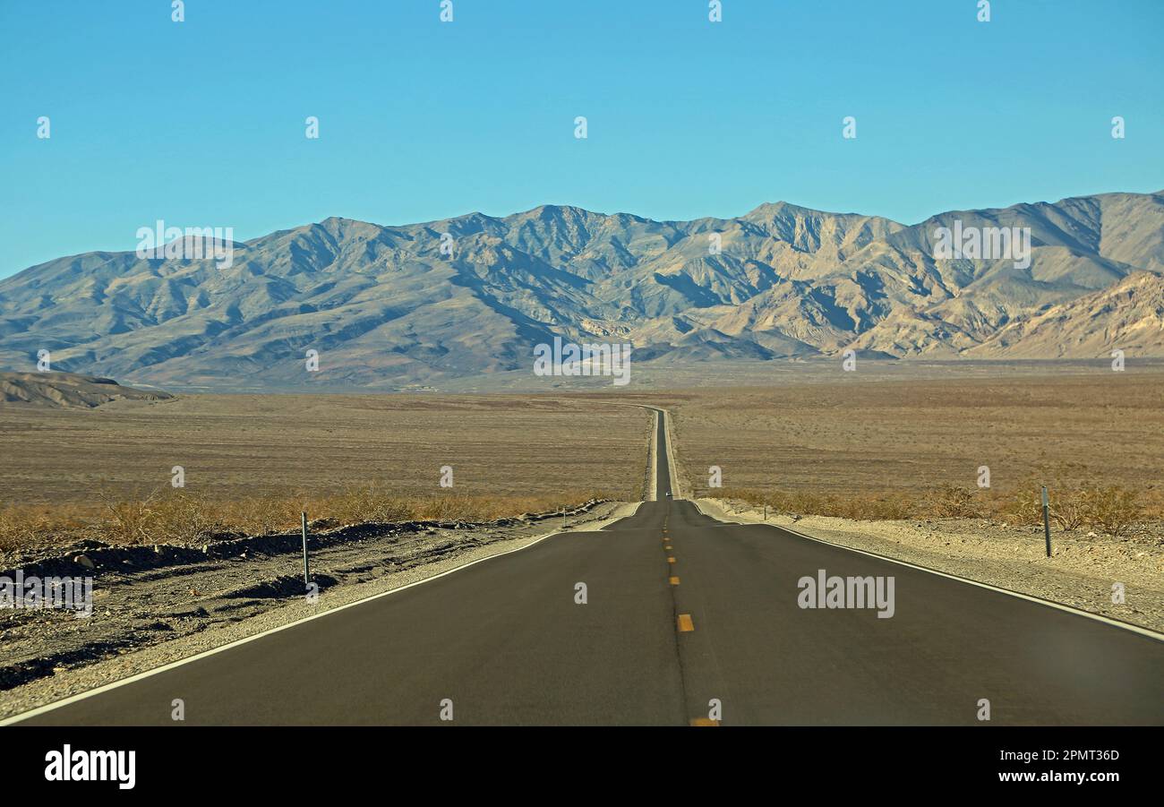 Road across desert hi-res stock photography and images - Alamy