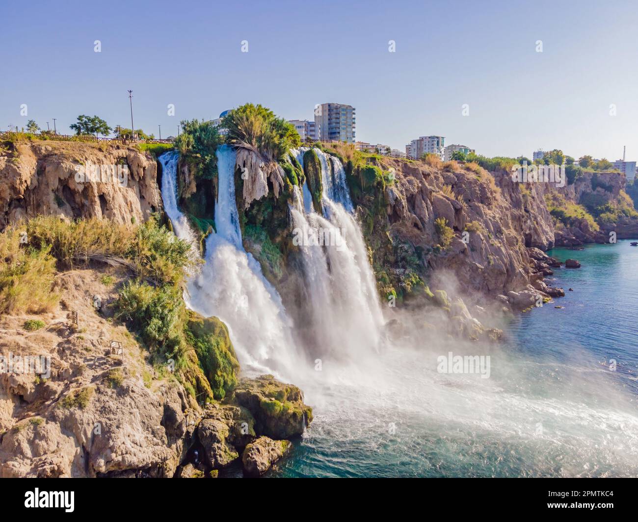 House falling off cliff hi-res stock photography and images - Alamy