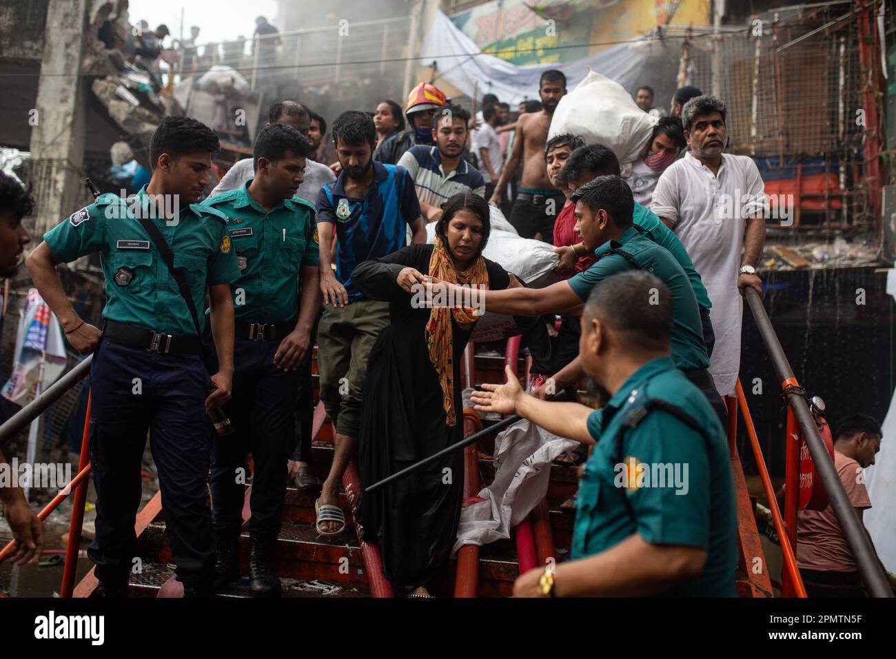 Dhaka, Dhaka, Bangladesh. 15th Apr, 2023. Massive fire engulfs New ...
