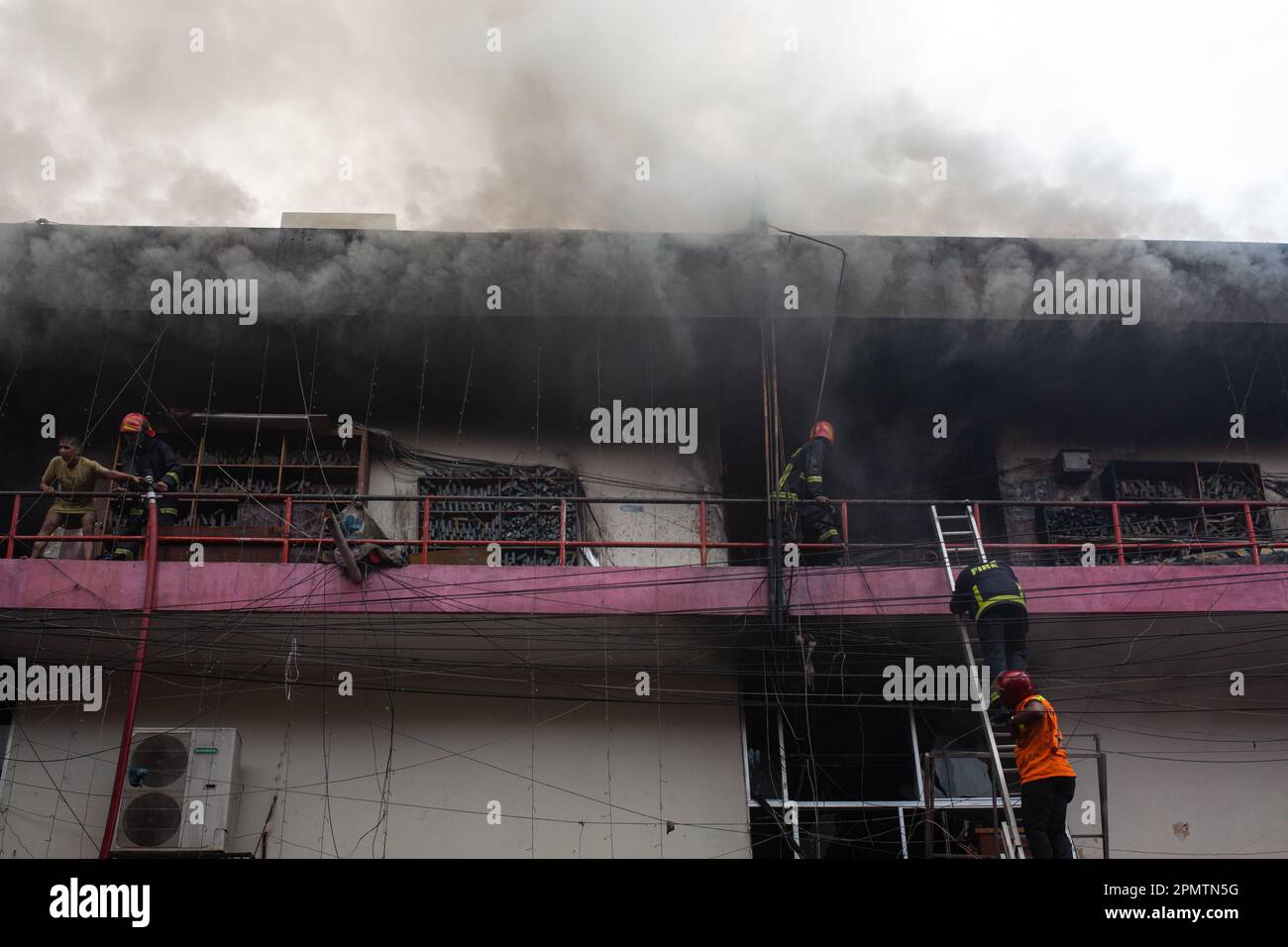 Dhaka, Dhaka, Bangladesh. 15th Apr, 2023. Massive fire engulfs New ...