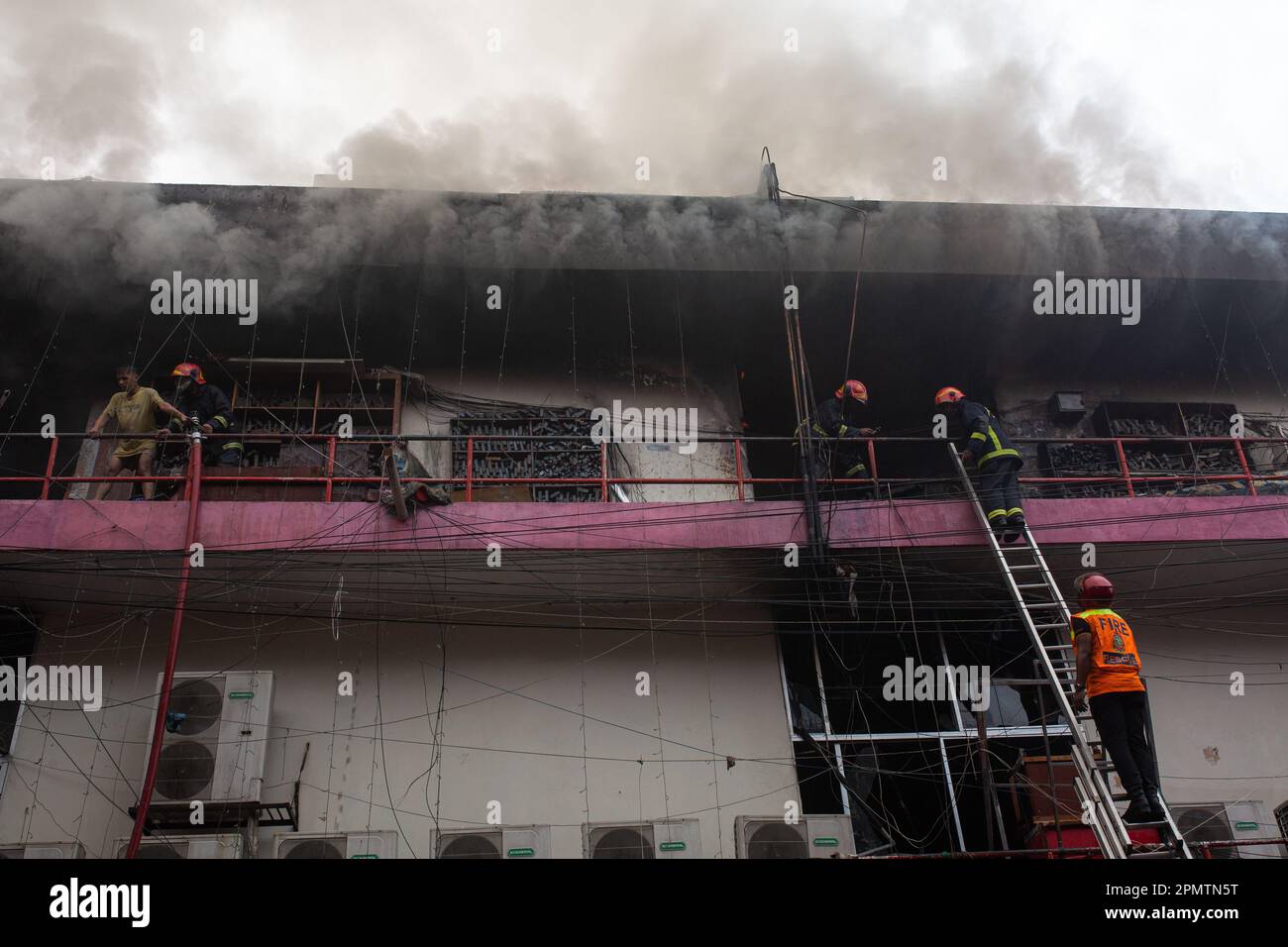 Dhaka, Dhaka, Bangladesh. 15th Apr, 2023. Massive fire engulfs New ...