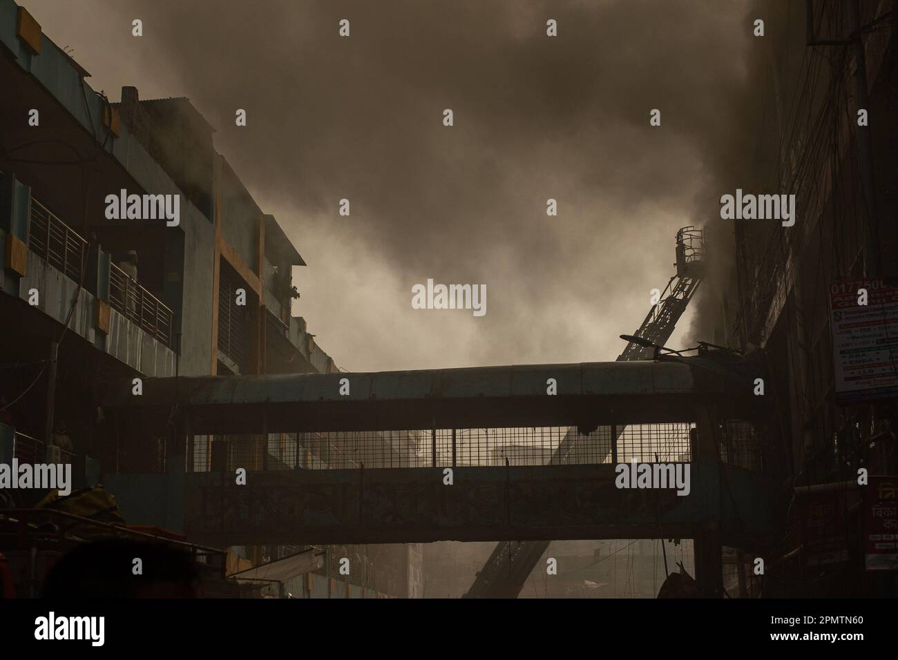 Dhaka, Dhaka, Bangladesh. 15th Apr, 2023. Massive fire engulfs New ...