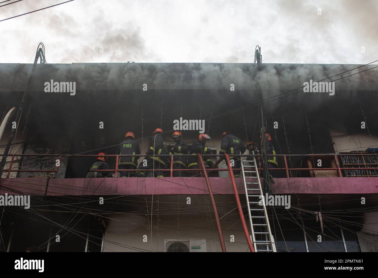 Dhaka, Dhaka, Bangladesh. 15th Apr, 2023. Massive fire engulfs New ...