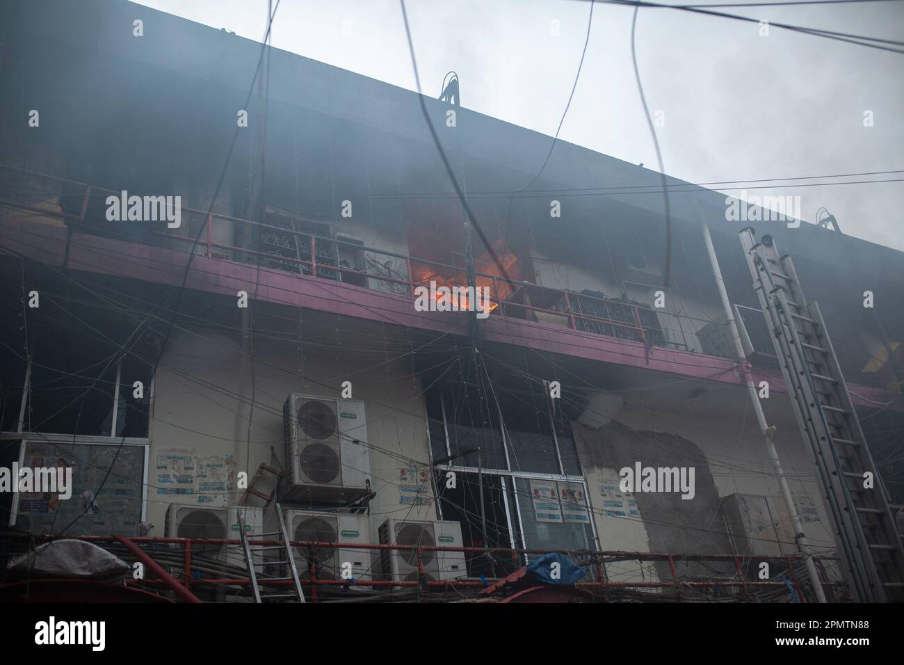 Dhaka, Dhaka, Bangladesh. 15th Apr, 2023. Massive fire engulfs New ...
