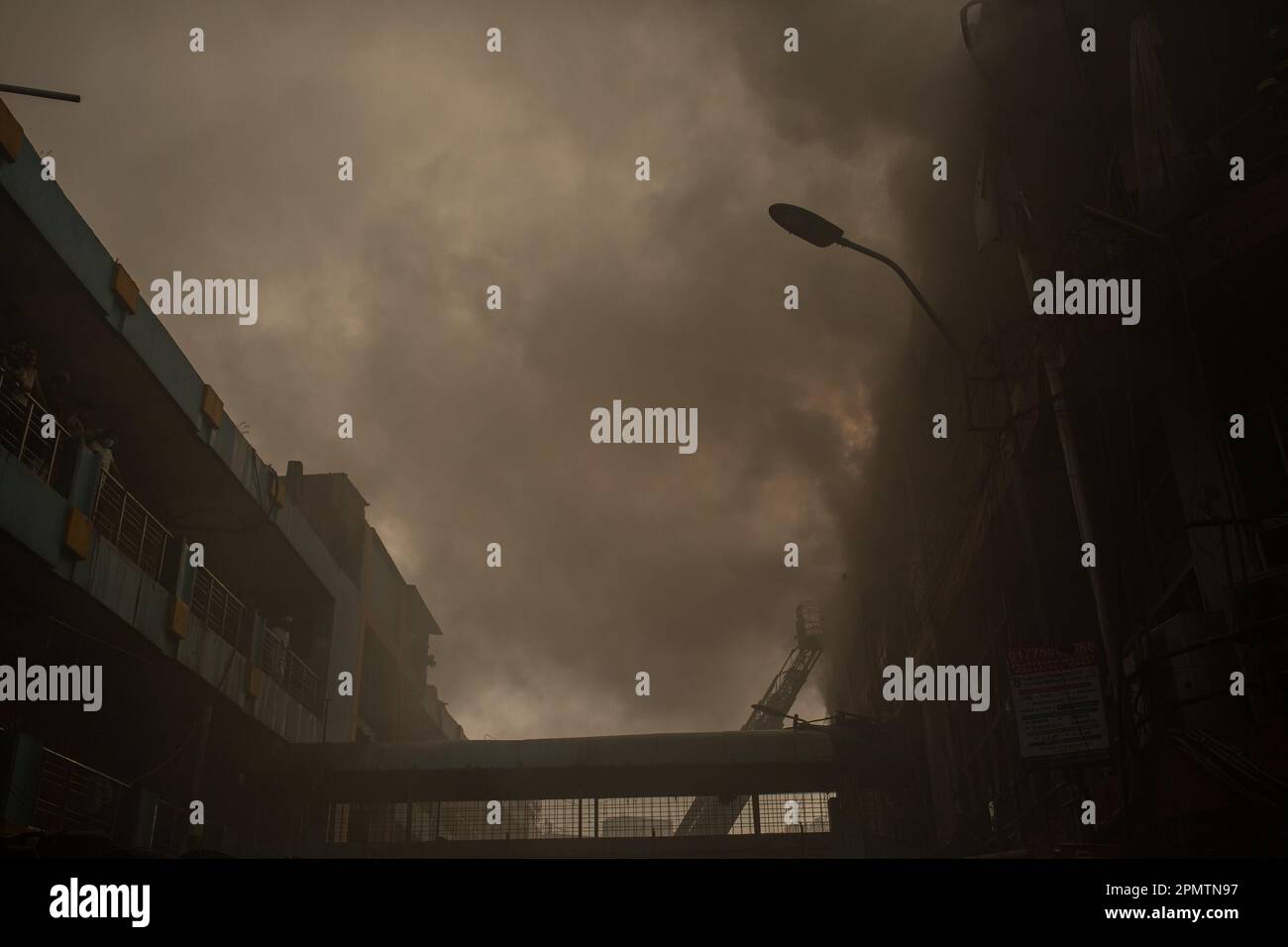 Dhaka, Dhaka, Bangladesh. 15th Apr, 2023. Massive fire engulfs New ...