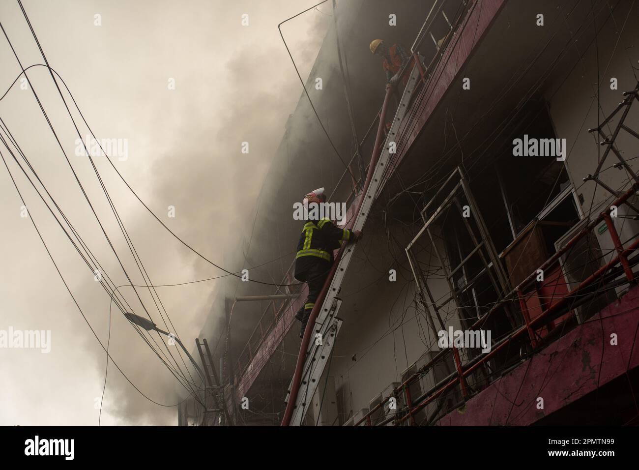 Dhaka, Dhaka, Bangladesh. 15th Apr, 2023. Massive fire engulfs New ...