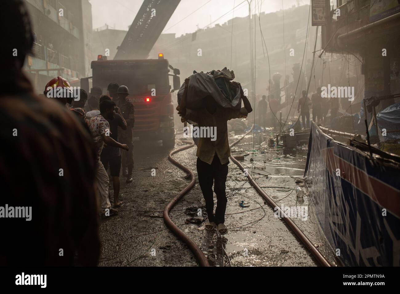 Dhaka, Dhaka, Bangladesh. 15th Apr, 2023. Massive fire engulfs New ...