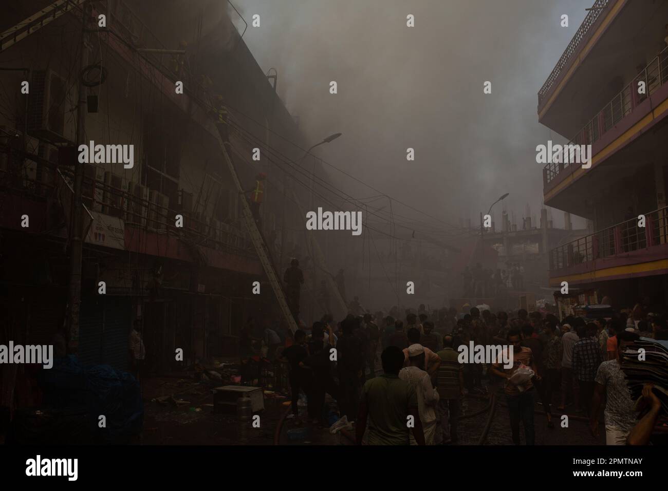 Dhaka, Dhaka, Bangladesh. 15th Apr, 2023. Massive fire engulfs New ...